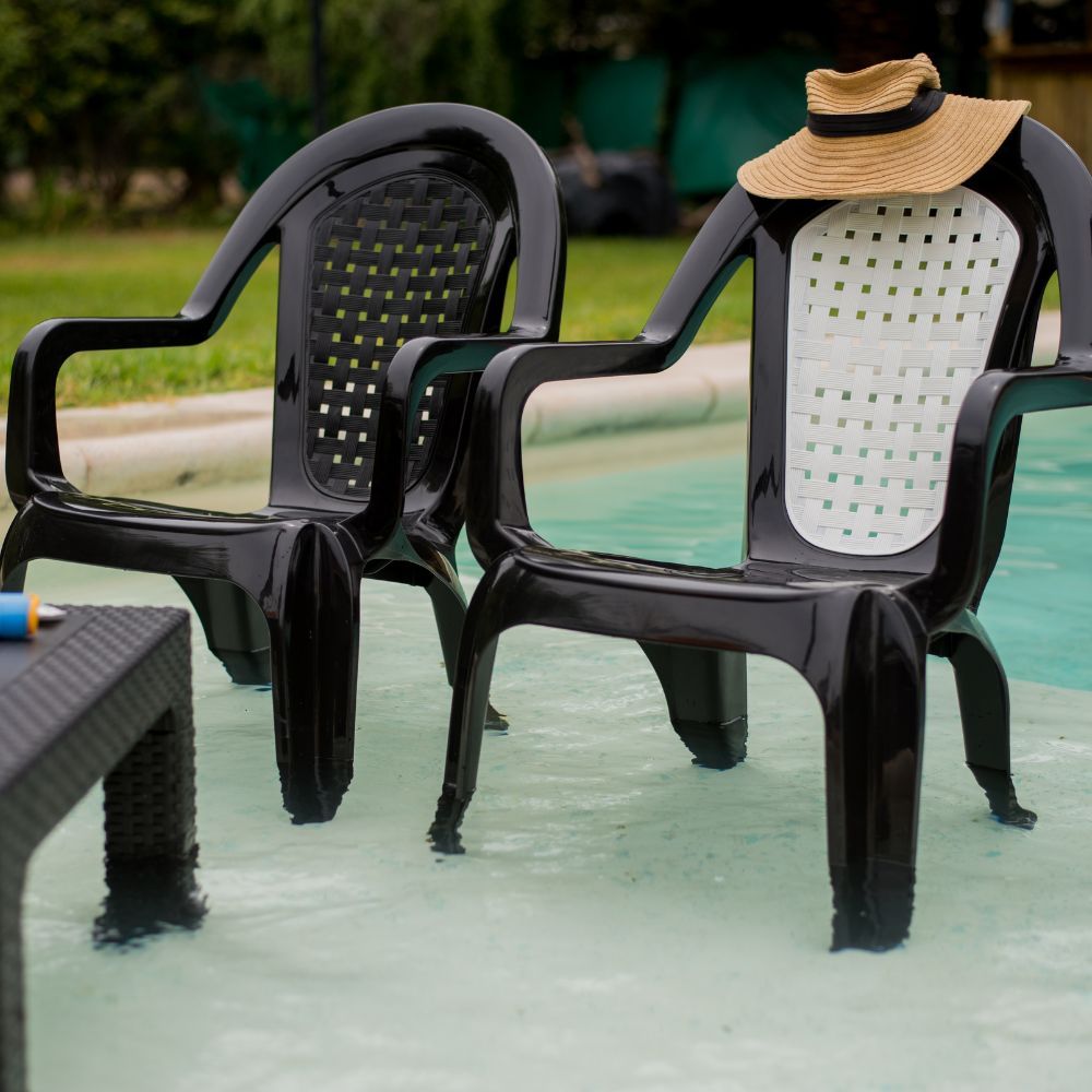 Sillón plástico Faenza negro con respaldar negro x 8 unidades Gemplast